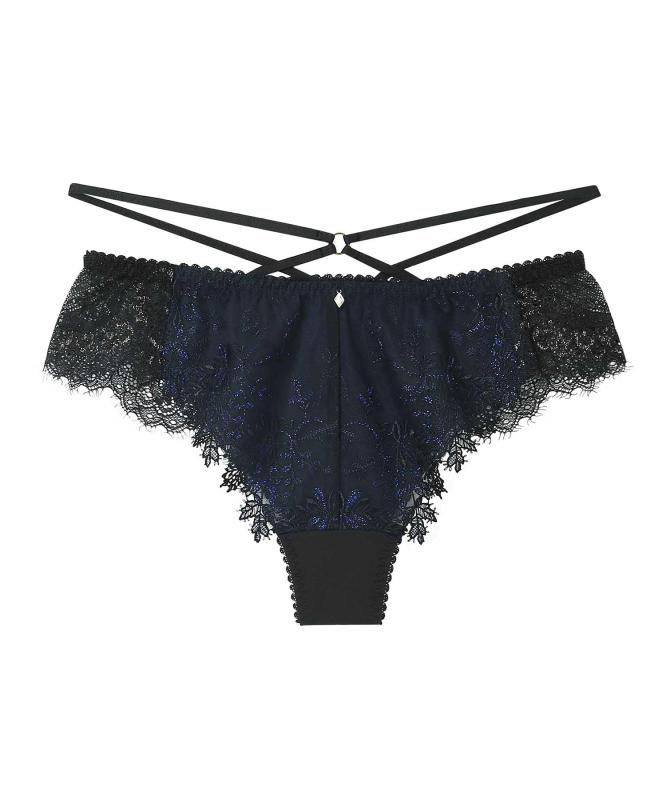 AMPHI(アンフィ) TバックショーツBYJ707とペア ソング ショーツ PYJ507レディースバックまで抜け感のあるレースをあしらった、贅沢な印象のソング。ウエストラインのテープデザインがポイントです。前中心にラインストーンのチャーム...