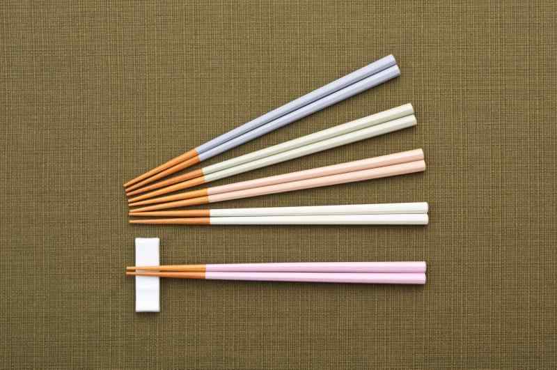 ヤマックス お箸 箸 セット 5膳 かわいい 若狭塗 手にフィットする八角 塗箸 くすみカラー 5色組サイズ：約長23.0cm材質：天然木（マラス）、アクリルウレタン塗装八角にすることで指への当たり面が多く持ちやすく扱いやすい。いろんな料理...