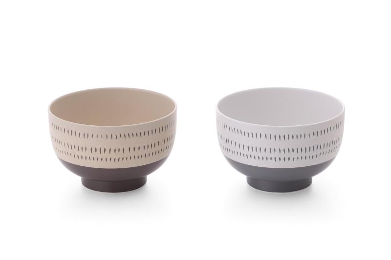 宮本産業 山中塗 飛びカンナ風汁椀（2色組）サイズ：約径10.8×高6.8cm材質：PET,ABS樹脂（ウレタン塗装）容量：約390mL陶器のデザインを表現した和モダン汁椀です。陶器の技法「飛びカンナ」を汁椀に施しました。今までにないデザイ...