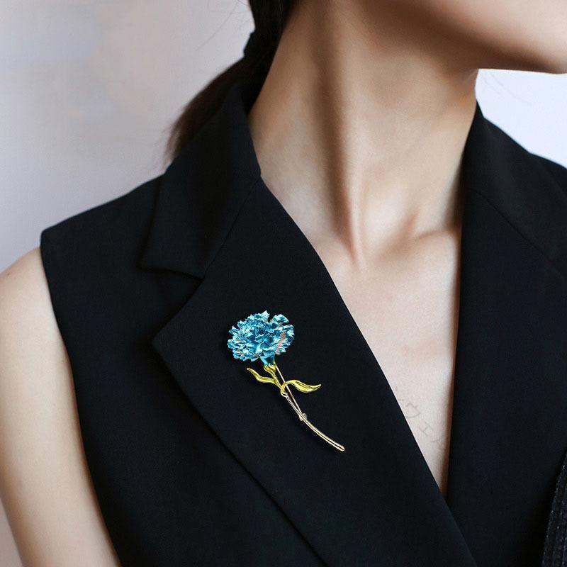 .フォーマル ブローチ として 使える カーネーション 花モチーフ 植物 モチーフ の アクセサリー です。エナメル加工 による 上品 な つや と、シンプル デザイン で エレガント 高級感 を 演出。スーツ に 合わせて ビジネス や ...