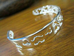 バングルのおおよそのサイズ・ 伸縮性のあるフリーサイズ 幅12mm厚さ3m ホワイトシルバーカラーのバングル 素材…軽合金シルバー （シルバー925ではありません） シルバー バングル　メタル バングル 姫 バングル かわいい バングル フ...