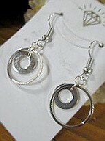 メタルパーツ メタルビ−ズ　 メタルビ−ズアクセサリーパーツ サークルのサイズ。。 直径・縦横18x18mm 厚さ7mmのぷっくり 軽合金シルバーピアス シルバー ピアス　メタル ピアス ／ホワイトシルバー ピアス　