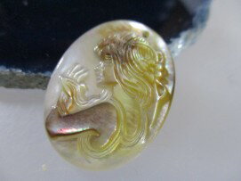 【お薦め価格】マザーオブパール 長い髪の婦人のアクセサリーパーツ・・ 欧米では伝統的なクラシックデサイン シェル ペンダントトップのサイズ・・・ およそ横22x縦30x厚さ2mmくらい 本体のすべてがキラキラキラキラ輝き 貝全体がすみずみま...