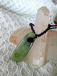 翡翠ペンダントネックレス トップのサイズ・・ およそのサイズ…横幅12x縦32x厚さ6mm ネックレスひも…最長60cmまで伸縮可能 ミャンマー北部山岳地帯産出翡翠 ミャンマー少数民族制作翡翠アクセサリー —————…—・◎・——…—— 翡...