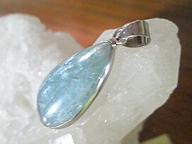 原石 カイヤナイト 女性 癒しの天然石原石 天然石 カイヤナイト ペンダントトップ カイヤナイト ペンダントトップ 天然石 ペンダントトップ カイヤナイト パワーストーン ペンダントトップ カイヤナイト ペンダントトップのサイズ 石によって...