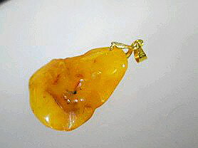 琥珀アンバー ペンダントトップ 琥珀 ペンダントトップのおよそのサイズ およそ横20x縦28x厚さ7mm 北欧の幽遠な太古の森からの贈り物 琥珀 天然樹脂からできている化石で 約3千万年以上前に松類の植物の樹液が地中に埋もれ 化石化した有機...