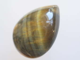 天然石タイガーアイのペンダントトップ サイズ・・・おおよそですが 横幅20x高さ縦26x厚さ12mmくらい 古代から『神の目』ともいわれる 仕事運・事業運・金運等人生成功運いっぱい タイガーアイでつくるペンダントネックレス タイガーアイ ネ...