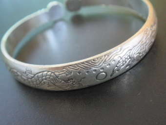シルバー バングル 　メタル バングル アジア少数民族制作バングル バングルのおおよそのサイズ・ 伸縮できますフリーサイズ 直径55mmx幅9mmx厚さ2mm ファッションコーデは アジアンエスニックで アジアンエスニックなバングル 手作り...