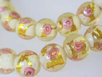 ガラスビーズ ガラスパーツ丸玉 ピンクの薔薇モチーフ入り（金箔色） ラウンドのサイズ・・・12mm丸珠 4ケ ステーショナリースポットパーツに ワンピースを素敵に彩りませんか？ このガラスビーズは 大人シックに大人豊かに シックにロマネスク...