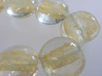 ガラスビーズのサイズ・・・およそ16mm ガラスビーズの厚さ・・・およそ6mm 日本語でなんとも表現しづらいカラーですが・・・ うすいゴールド・イエロー クリスタルなゴールド・イエロー 透明なゴールド・イエロー 4ケ プロのデザイナーさまは...