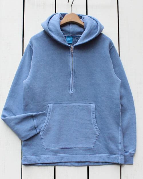 アメリカ製のコットンならではのさらっとした肌触りと、着るほどに着ている人の体に馴染んでくれる独特の質感を味わうための、丈夫な縫製とシンプルで飽きの来ないデザインを備えたスタンダードなカットソーを生み出す「 Good On 」。絶妙なユーズド...