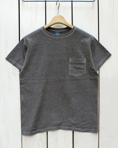 コチラは定番の「 ポケTee 」。アメリカ製5.5ozコットンジャージー素材を使用し、ホワイトには自然な風合いのウォッシュを、カラー物は独特のアタリ感が楽しめるピグメントダイを施してあります。シルエットは古臭さを感じさせない絶妙なボックスシ...