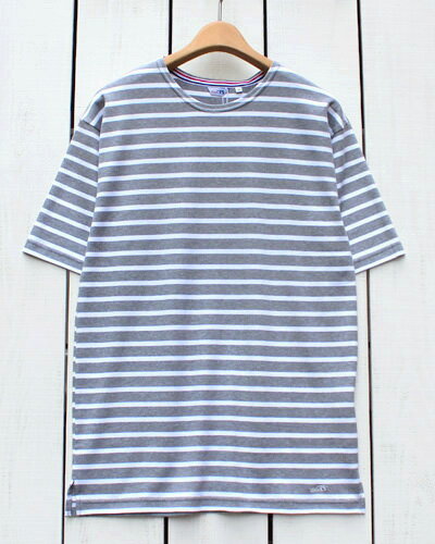 1979年にドイツ北部に創業し、高品質なマリンファッションを提案し続ける「 modAS / モダス 」。トレンドに左右されない伝統のフィッシャーマンシャツをはじめ、着心地の良いバスクシャツや、マリンテイストの帽子・バックにバンダナなど、幅広...