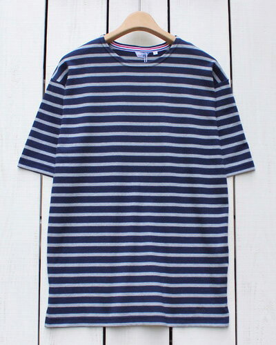 1979年にドイツ北部に創業し、高品質なマリンファッションを提案し続ける「 modAS / モダス 」。トレンドに左右されない伝統のフィッシャーマンシャツをはじめ、着心地の良いバスクシャツや、マリンテイストの帽子・バックにバンダナなど、幅広...