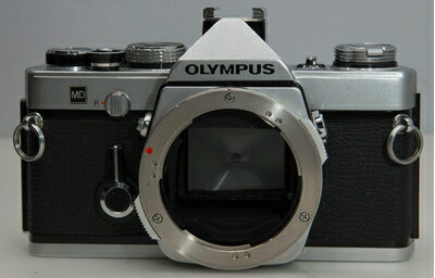 【商品名】Olympus OM-1N シルバー（中古品）中古品の特性上、外箱,取り扱い説明書等は基本的には付属いたしません（付属しているものもございます）。商品として問題があるものではございません、動作いたします。また、商品名に【付属、特典...