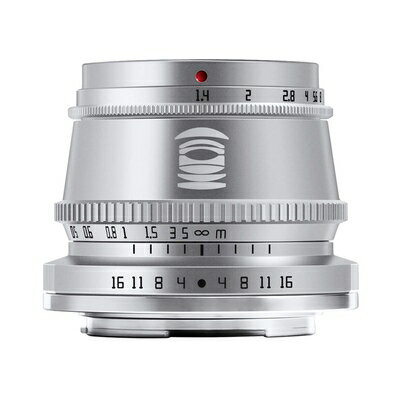 【商品名】TTArtisan 35mm f/1.4 C Xマウント 富士フイルムX シルバー レンズ 銘匠光学 保証（中古品）中古品の特性上、外箱,取り扱い説明書等は基本的には付属いたしません。商品として問題があるものではございません、動作...