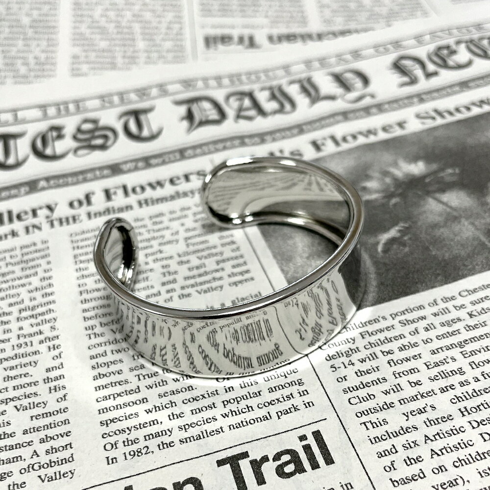 このシルバーバングルは、そのシンプルで洗練されたデザインが魅力です。太めのフォルムが存在感を放ち、どんな服装にも合わせやすいのが特徴です。ユニセックスで使用できるため、男女問わずお使いいただけます。また、光沢のあるシルバーが手元を美しく飾り...