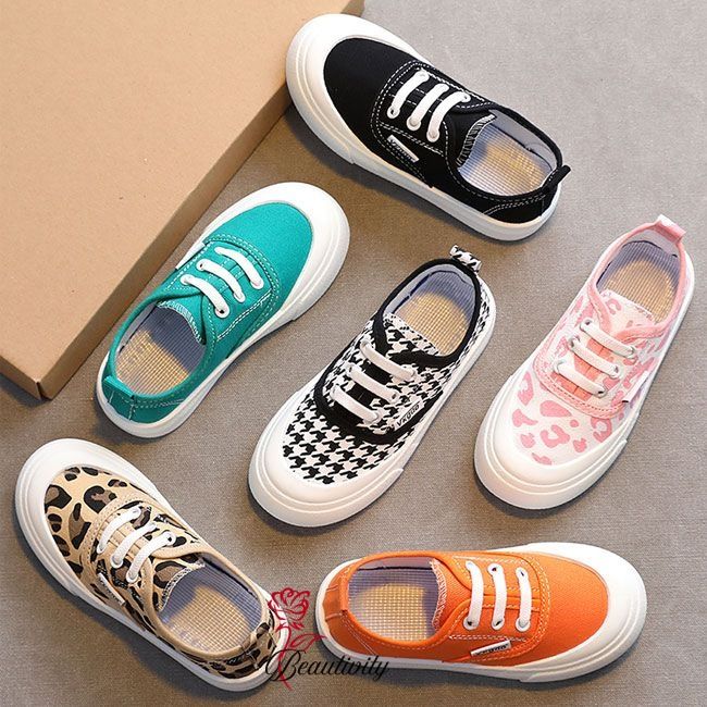 ■キッズにうれしいキャンバススリッポン キッズにうれしいキャンバススリッポンが登場 面倒な靴紐やマジックテープはありません 色々なカラースタイルがあるので、選択に満足してくれます お出かけもスポーツのシーンでも大活躍 歩きやすいフラットソー...