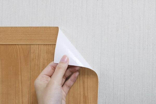 商品説明・仕様 貼ってはがせるので、賃貸住宅で使用可能。 材質　 表面：塩化ビニル樹脂/中間層：ポリエステル/粘着剤：アクリル系樹脂/剥離紙：紙 製造国：日本 発売元：明和グラビア株式会社 広告文責（有）テクノウエア TEL 06-4307...