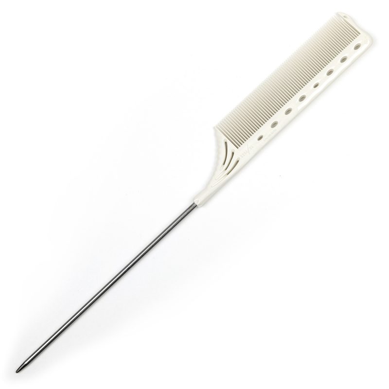 商品説明・仕様 テール長さ12.5cm。 歯の粗さは標準歯と最密歯の中間で、くし通りが良いのに綺麗なくし目ができる絶妙な間隔。 握りやすくコームを回転させやすい太目のハンドル。 スライスが取りやすい極太ステンレステール。 国家試験必須数値の...