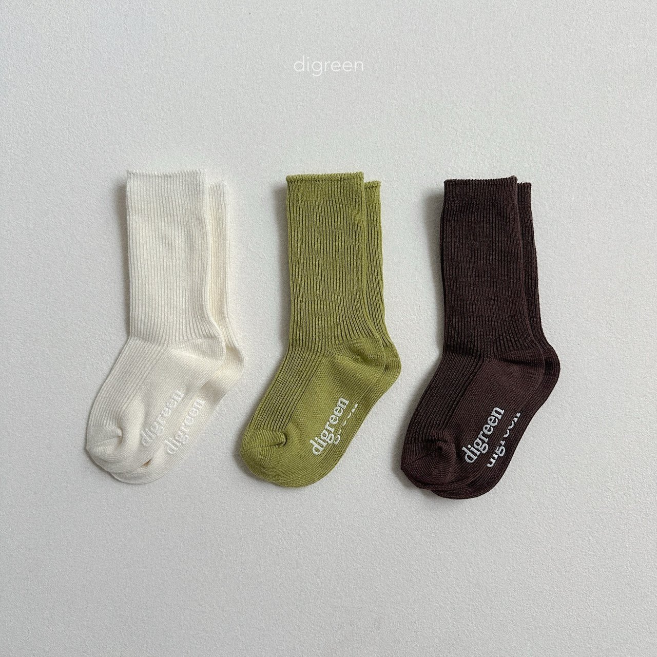 Olive socks set クリーム、オリーブ、ブラウンの3足セット。 ■サイズ S：12〜15cm M：15〜17cm L：17〜20cm XL：20〜23cm ■素材コットン78％、ポリエステル20％、スパン2％ ■生産国韓国子供服...