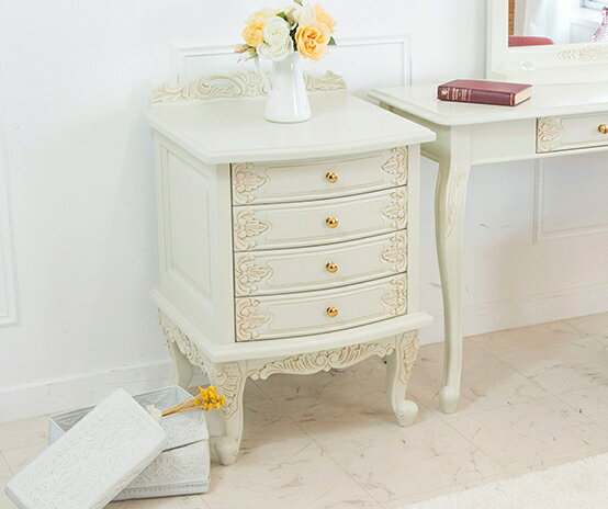 商品名 ウォッカ4段チェスト商品説明 ○エレガントにお部屋を演出してくれる猫脚アンティーク調シリーズ家具。○装飾をより華やかにするために手彫り、浮き彫りの技術で表面にゆるやかな凸凹。○贅沢な雰囲気よりいっそう引き立てる為に取っ手はすべて金色...