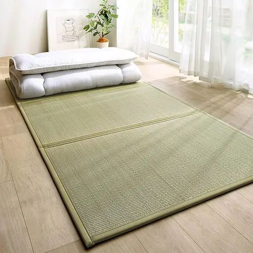 お客様の注目キーワードはこちら！シングルサイズ マットレス 三つ折り 連結可能 軽量 コンパクト 日本国産床に直接布団を敷いているけれど布団の下の湿気が気になるなど、そんなお悩みをお持ちではないですか？こちらの畳マットは布団の下に敷くだけで...