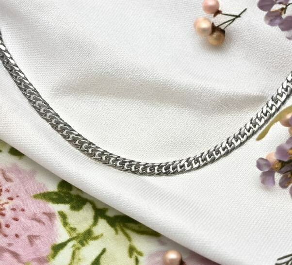 純チタン製のメンズネックレスです。 6面カットの極太喜平チェーンはきらきらと輝き、男の胸元を華やかに飾ります。 腐食に強い純チタン製（99％以上）ですので、金属アレルギーのお悩み解決！！ このチェーンは純チタン製のため、お風呂・温泉・汗にも...