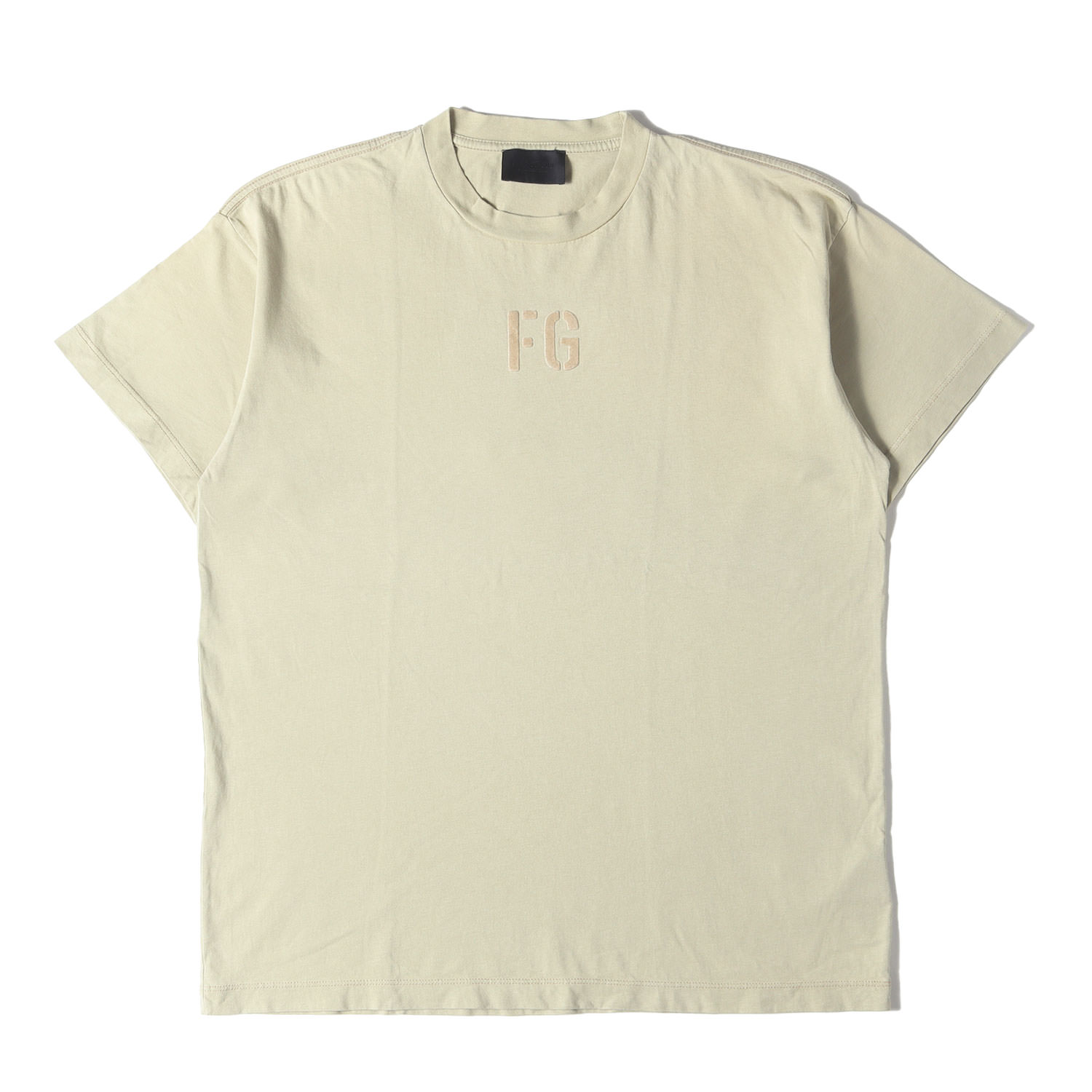 アイテム紹介 ブランド名 FEAR OF GOD(フィアオブゴッド) 正式タイトル FG TEE 品番 FG50-025 素材 コットン100% 商品説明 フロッキープリントでFGロゴをあしらったオーバーサイズシルエットのクルーネックTシャ...