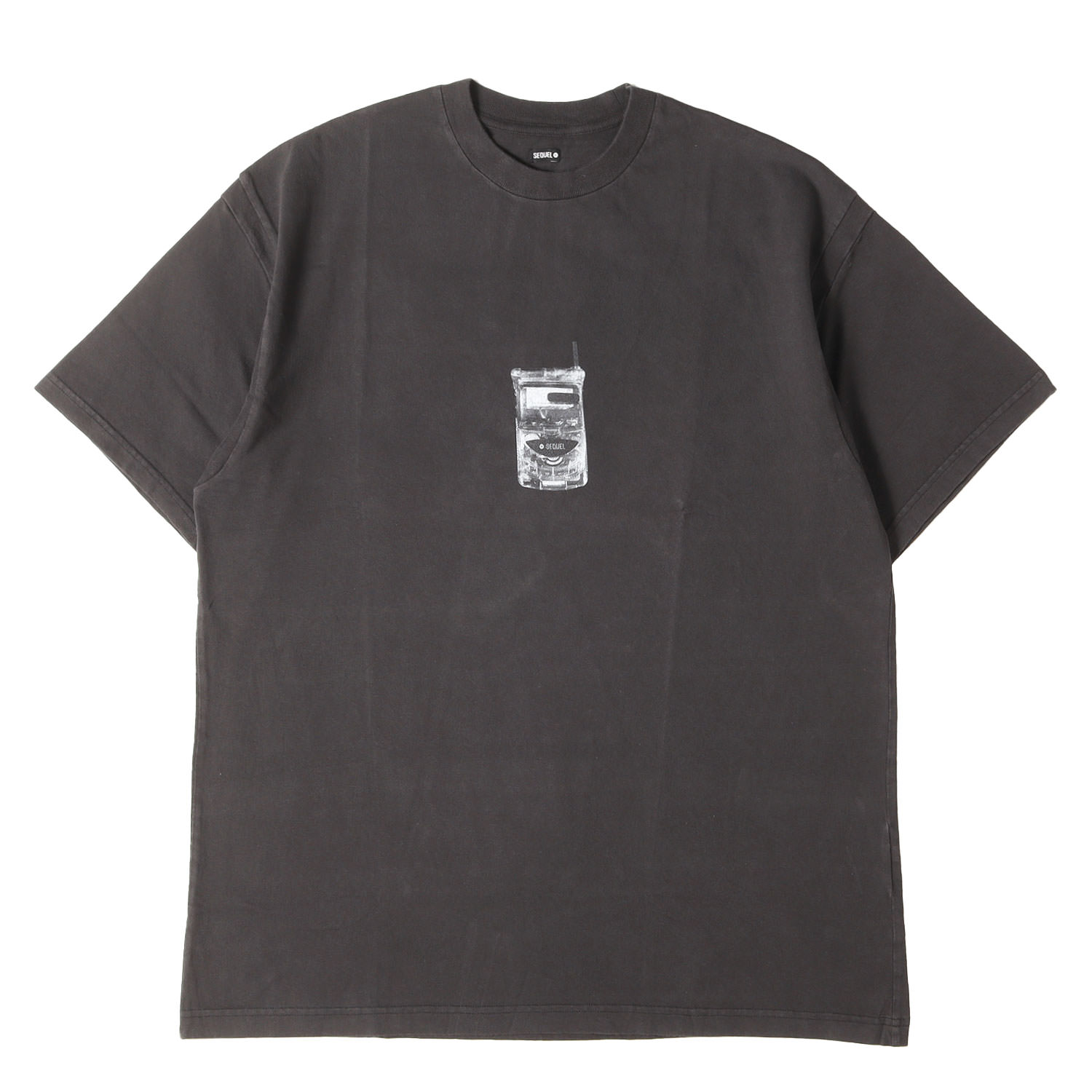 アイテム紹介 ブランド名 SEQUEL(シークエル) リリース時期 2022年春夏 正式タイトル T-SHIRT 品番 SQ-22SS-ST-23 素材 コットン100% 参考定価 15,400円(税込) 商品説明 コラージュグラフィックを...