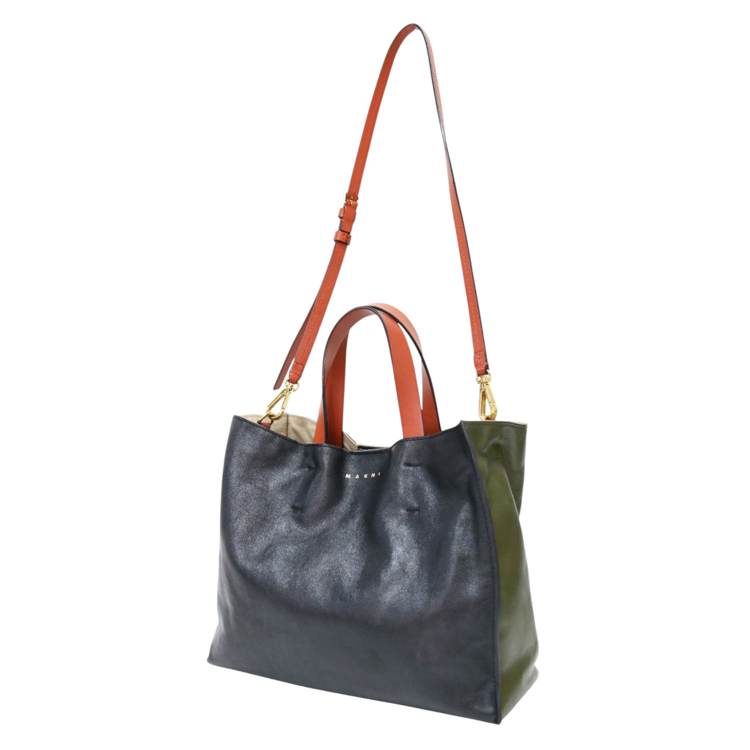 アイテム紹介 ブランド名 MARNI(マルニ) 正式タイトル MUSEO SOFT EW SMALL 素材 表地 カーフレザー 裏地 100% コットン 生産国 -- 参考定価 172,700円(税込) 商品説明 ・マグネット開閉 ・ファス...