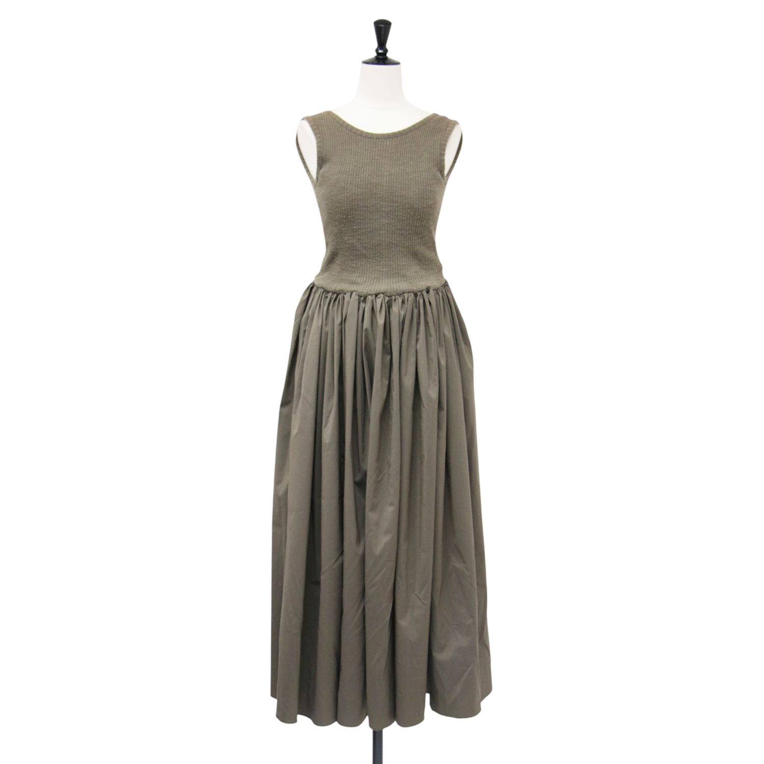アイテム紹介 ブランド名 Uhr(ウーア) リリース時期 2023年春夏 正式タイトル Tank-top Combi Dress 品番 23SSUhr-OP326 素材 身頃 コットン 100% スカート部分 ウール 70% ポリエステル ...
