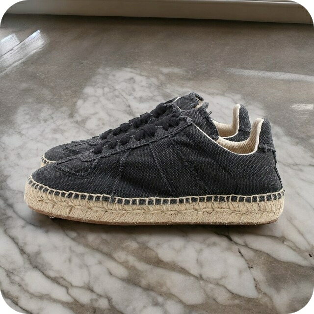 メゾンマルジェラ MAISON MARGIELA スニーカー S58WS0214P4751T8013-380 レディース レプリカ エスパドリーユ ブラック◆バックにカットを入れ、エスパドリーユとしてリワークされているウォッシュドキャンバス...