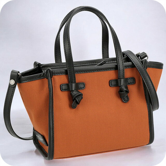 ジャンニキアリーニ ハンドバッグ レディース BS 8065 CNV-SE GIANNI CHIARINI オレンジ ◆GIANNI CHIARINI（ジャンニ キアリーニ）は、革鞄職人の父を持つジャンニキアリーニ氏により1999年に創設さ...