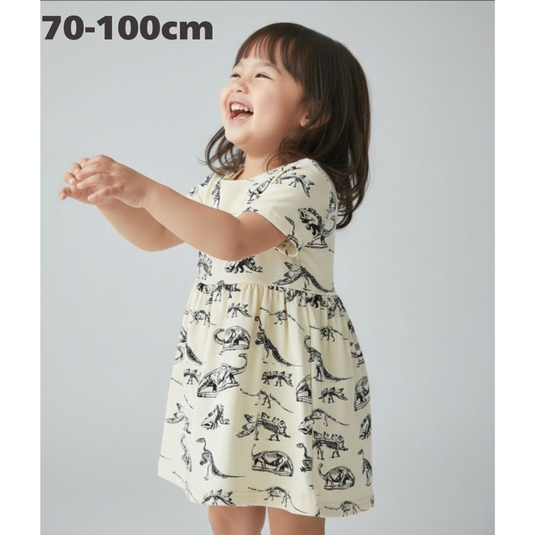 特徴的な恐竜柄がポイントの女の子用ワンピース。 ほかの人と少し違ったデザインで個性を演出します。 お気に入りのファッションアイテムと合わせてコーディネートを楽しみましょう。 【めずらしい恐竜柄】恐竜柄のワンピースがあってもいいじゃない？そん...