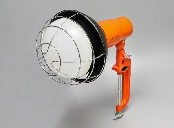 配光角120度で空間を明るく照らすLED投光器です。ビル等大型物件の建設や建築現場の内装などに最適な照明です。屋内・屋外兼用で使用できる防雨型です。【仕様】電源:AC100V（50／60Hz）定格消費電力:45W定格入力電流:0.455A全...