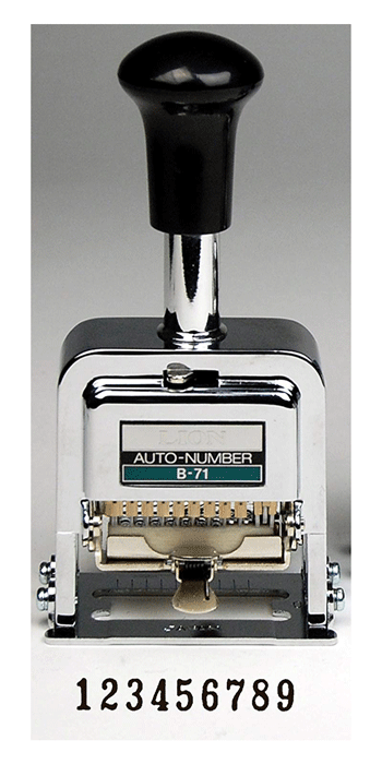 ◆製品寸法：幅（W）70 mm ◆製品寸法：奥行（D）50 mm ◆製品寸法：高さ（H）140 mm ◆製品質量：400 g 仕様：●B型　●9桁7様式・E字体　　 　　　●様式：0,1,2,3,4,6,12　●下6桁自動送り　 　　　●付...