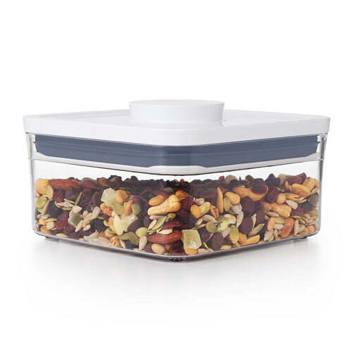 OXO：Pop Containerシリーズポップコンテナサイズ約縦160mm×横160mm×高さ80mm(約400g)容　量1.0L材　質AS樹脂フタ材質：ABS樹脂、シリコン、ポリアセタール、ステンレス鋼セット内容本体 × 1販売元オクソ...