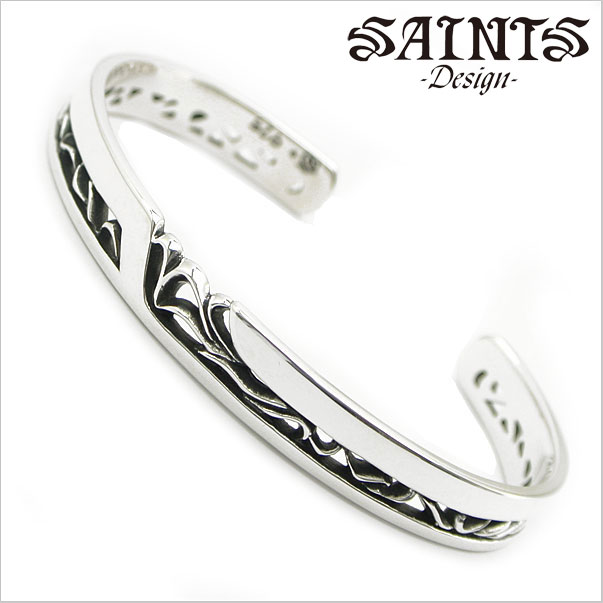 【商品説明】イスラム美術発祥の装飾紋様を元に植物の蔓・葉・花等を図案化したのがアラベスク。その模様のSAINTS流にアレンジし流れるようなアラベスク模様を透かし彫りで表現したバングル。【特典】お手入れ用ポリッシュクロス（磨き布）プレゼント中...