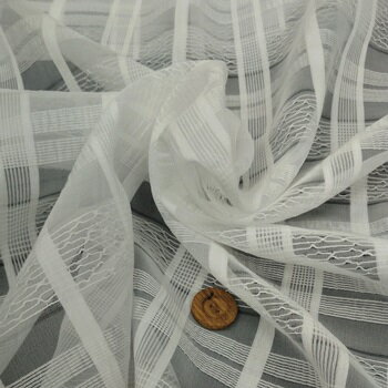 商品名：ポリエステル・レーヨン シアー生地 格子柄 ホワイト 素　材：ポリエステル 65% レーヨン 35% （推定） 生地幅：118cm カラー：ホワイト ＊柄がわかりやすいように画像は下に黒い生地を敷いています。透け感のある格子柄のシア...