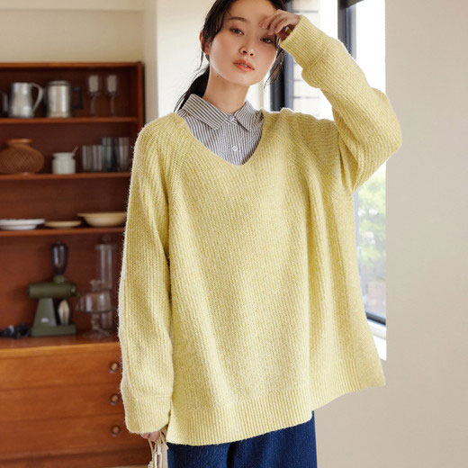 ブランド：Viola e Viola■ 品質／ポリエステル47％・アクリル35％・ナイロン15％・ポリウレタン3％● 裾両脇スリット入り(約15cm)■手押し洗いふわふわもちもちの素材感が肌に心地よいニット。インナーを楽しめる深めのVネック...