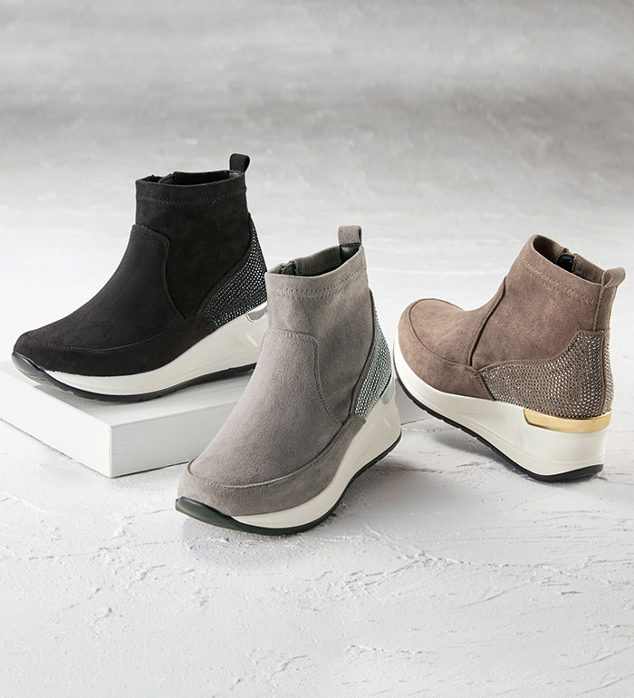 ブランド：Belluna■ 品質／合皮スエード　■ かかと高さ／約6cm　■ ワイズ4E　■ 内ファスナー付　■ 重量／片足約310g(23.0cm)伸縮素材が足にフィット。安定感のある厚底でラクにスタイルUP！踵にあしらった繊細なビジュー...