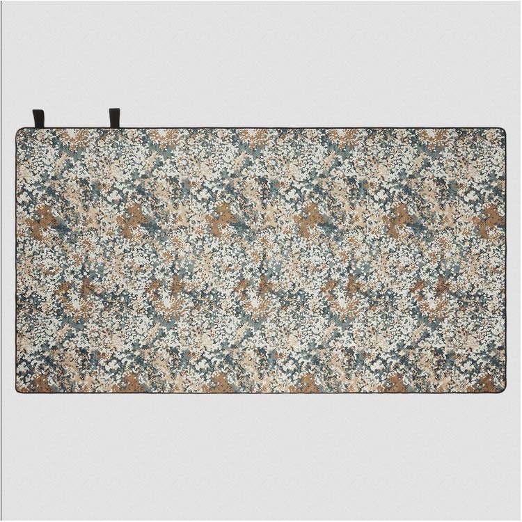 リサイクルポリエステルで仕立てた、210Dのオックス素材を使用。中綿を充填したキルティング仕様で、適度なクッション性と地熱熱遮断性を備えたテントフロアマットです。収納時は、くるくる巻いてロール状に。ギア類のストック場所としても機能する、いざ...