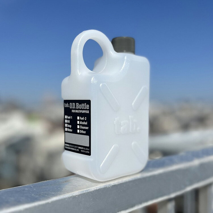 オイルランタンのパラフィンオイルや洗剤、調理油から飲み物までマルチに使えるアウトドア用携帯ボトルメスティンに入るコンパクトなサイズ感で、様々な液体をスマートに持ち運べます！ノズルを付ければディスペンサーとしても。・帯電防止剤配合で燃料用オイ...