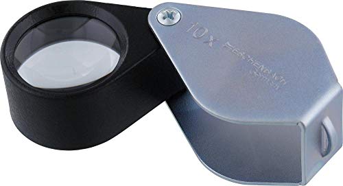 倍率:8倍レンズサイズ:直径23mmレンズ有効径:20mm本体サイズ:幅27*長さ43*厚さ19mm本体重量:46gレンズの種類:無収差(精密無収差2枚構成)ケース材質:真鍮レンズ材質:光学ガラス生産国:ドイツ