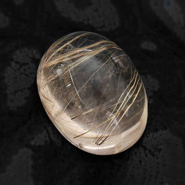 水晶の中に無数の針状の鉱物(ルチル)が閉じ込められた結晶。それがルチルクォーツ。 クリアな結晶の中に無数に入る針状のルチル。 美しく繊細な煌めきを持ち、光がさしこむことで瑞々しく煌めきを魅せてくれます。 ルチルクォーツは金運アップのパワース...