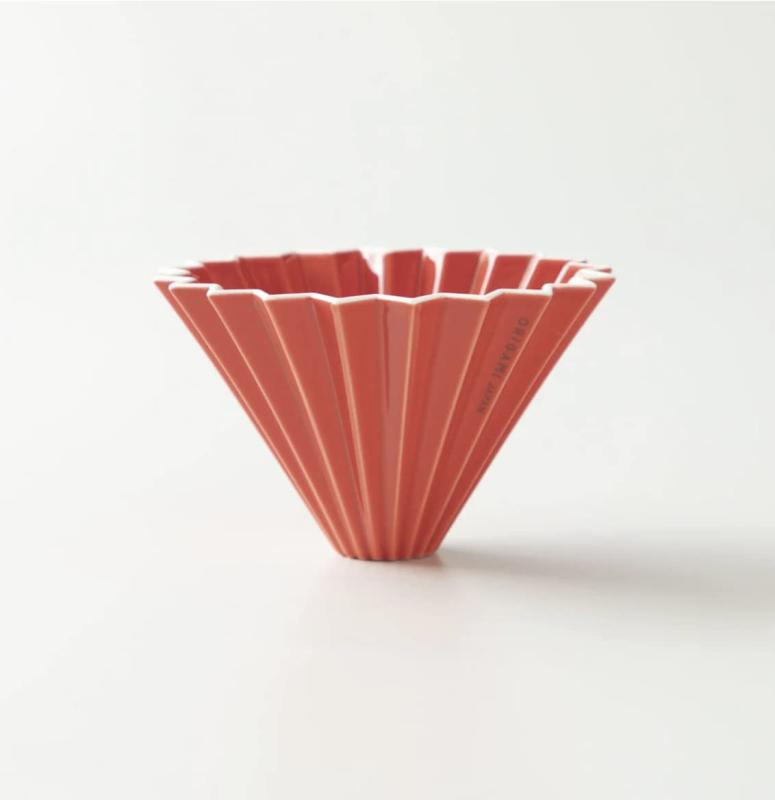 k-ai origami ケーアイ オリガミ ドリッパー Mサイズ レッド ドリッパーホルダー別売り【サイズ】Φ138×H87mm/底穴Φ25mm【材質】磁器/ 耐熱温度差120℃、電子レンジ、食洗機使用可/ 日本製専用箱に入れてお届けしま...