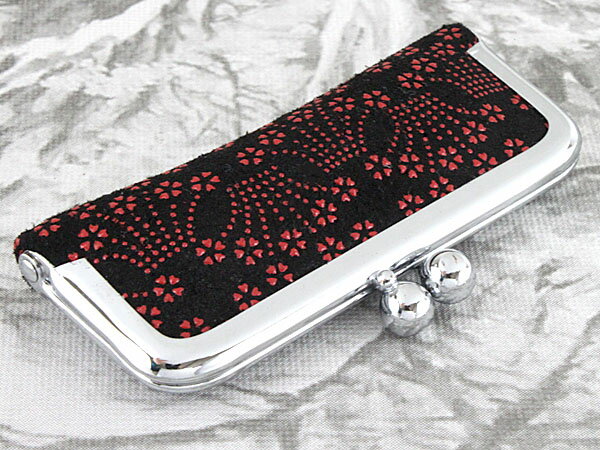 鹿革　黒印伝　がま口ケース 赤うるし　桜草 10．5mm　12mm用 ■　長さは通常の60mm丈が収納できます。 ■　黒い鹿革の、がま口タイプの印鑑ケース ■　山梨の伝統産業である甲州印伝の鹿革印鑑ケースです。 　【 甲州印伝 】 　　鹿皮...
