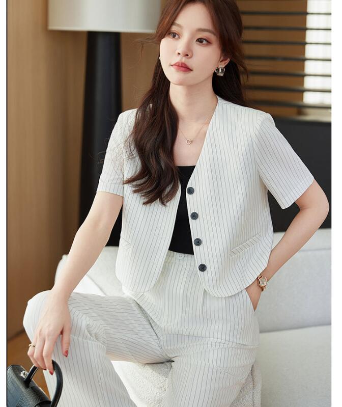 商品情報 素材 ポリエステル 伸縮性 なし 仕様内容 ジャケット＋パンツ カラー ブラック、ホワイト、ベージュ サイズ サイズ表をご参考ください 注意事項 △商品写真はできる限り実物の色に近づけるよう加工しておりますが、 お客様が使用するパ...