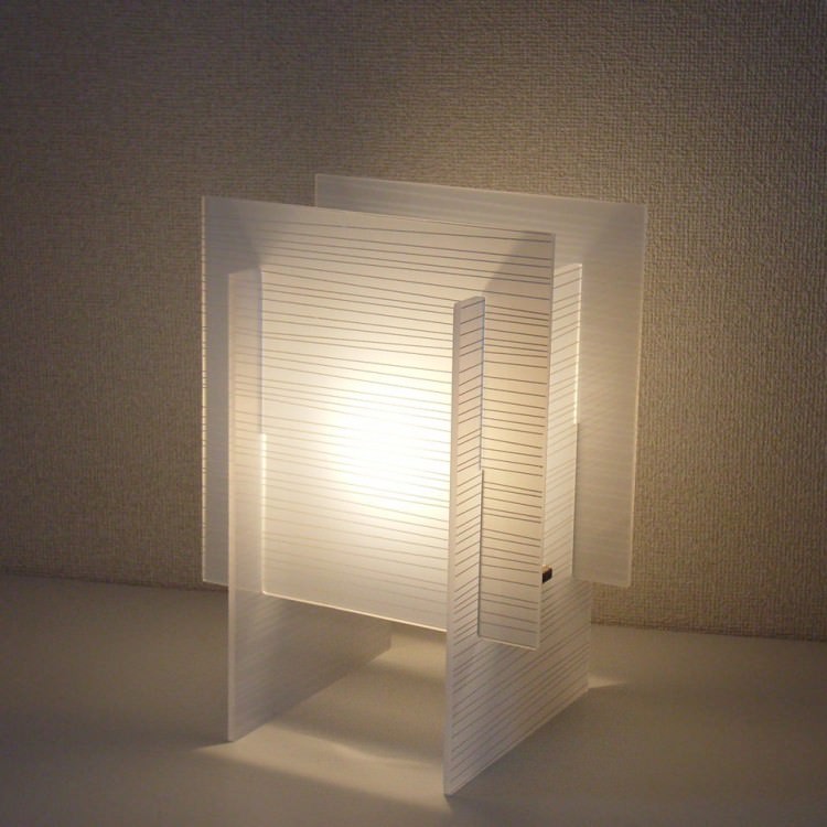 ●伝統的な行灯を現代にアレンジした、シンプルでモダンな和風器具。 さまざまな和空間を柔らかな光で演出します。 電球型蛍光灯採用により大幅な省エネを実現しました。 【桂　秀年(かつら　ひでとし)】 現在取組んでいる事は、もう一度原点に立ち帰っ...